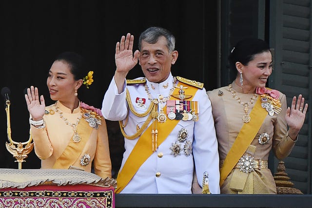 Quotes Van De Dag Thaise Koning Met 20 Vrouwen Op Vakantie