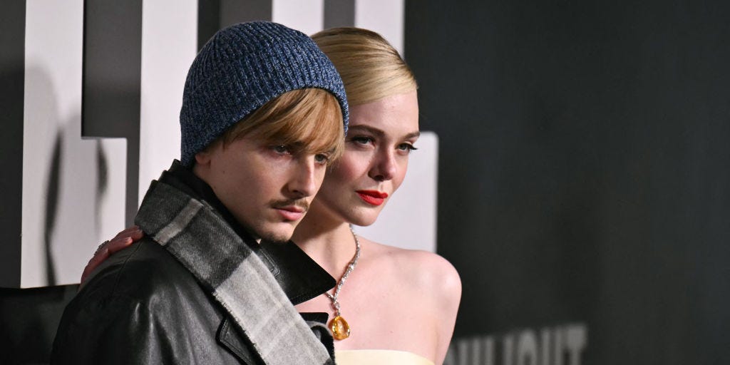 Timothée Chalamet en Elle Fanning doen ‘holding space’ meme na Timothée Chalamet en Elle Fanning doen ‘holding space’ meme na