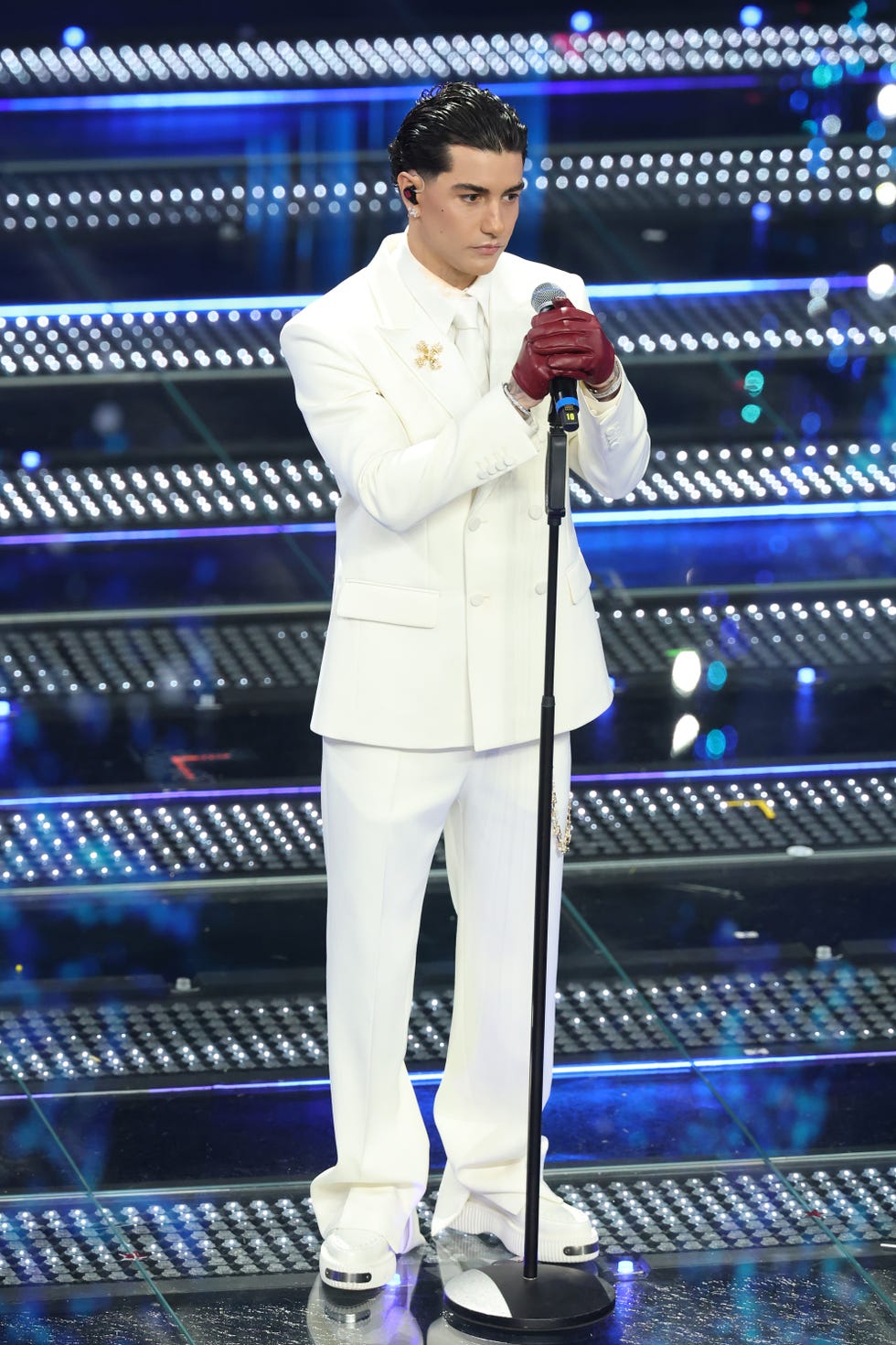 Sanremo 2025: tutto sugli orecchini di Tony Effe Sanremo 2025: tutto sugli orecchini di Tony Effe