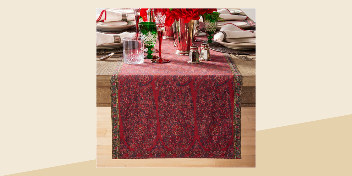 28 Christmas Table Runners for a Festive Dining Room