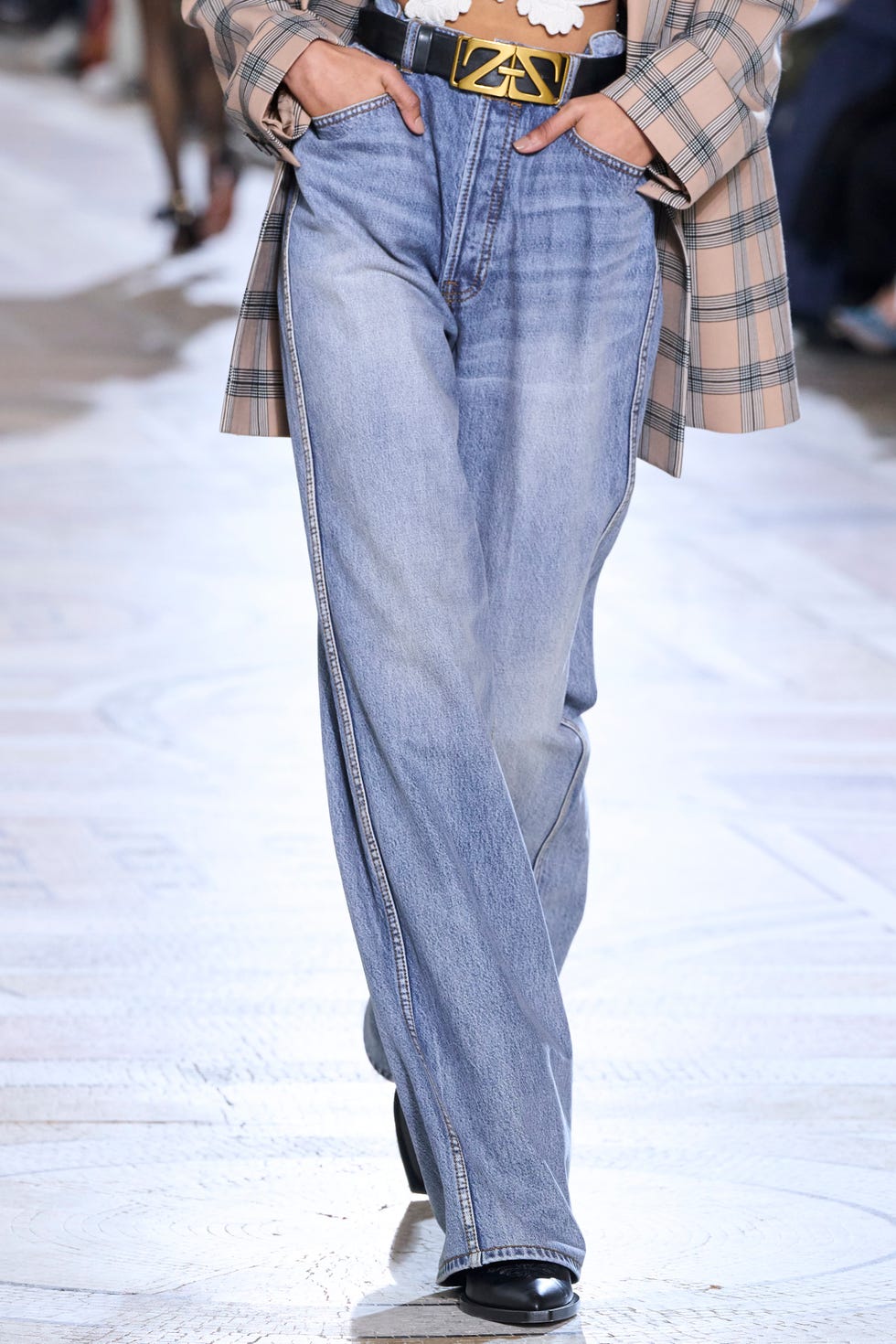 Pantaloni Autunno Inverno 2023 2024: tendenze moda dalle sfilate Pantaloni Autunno Inverno 2023 2024: tendenze moda dalle sfilate