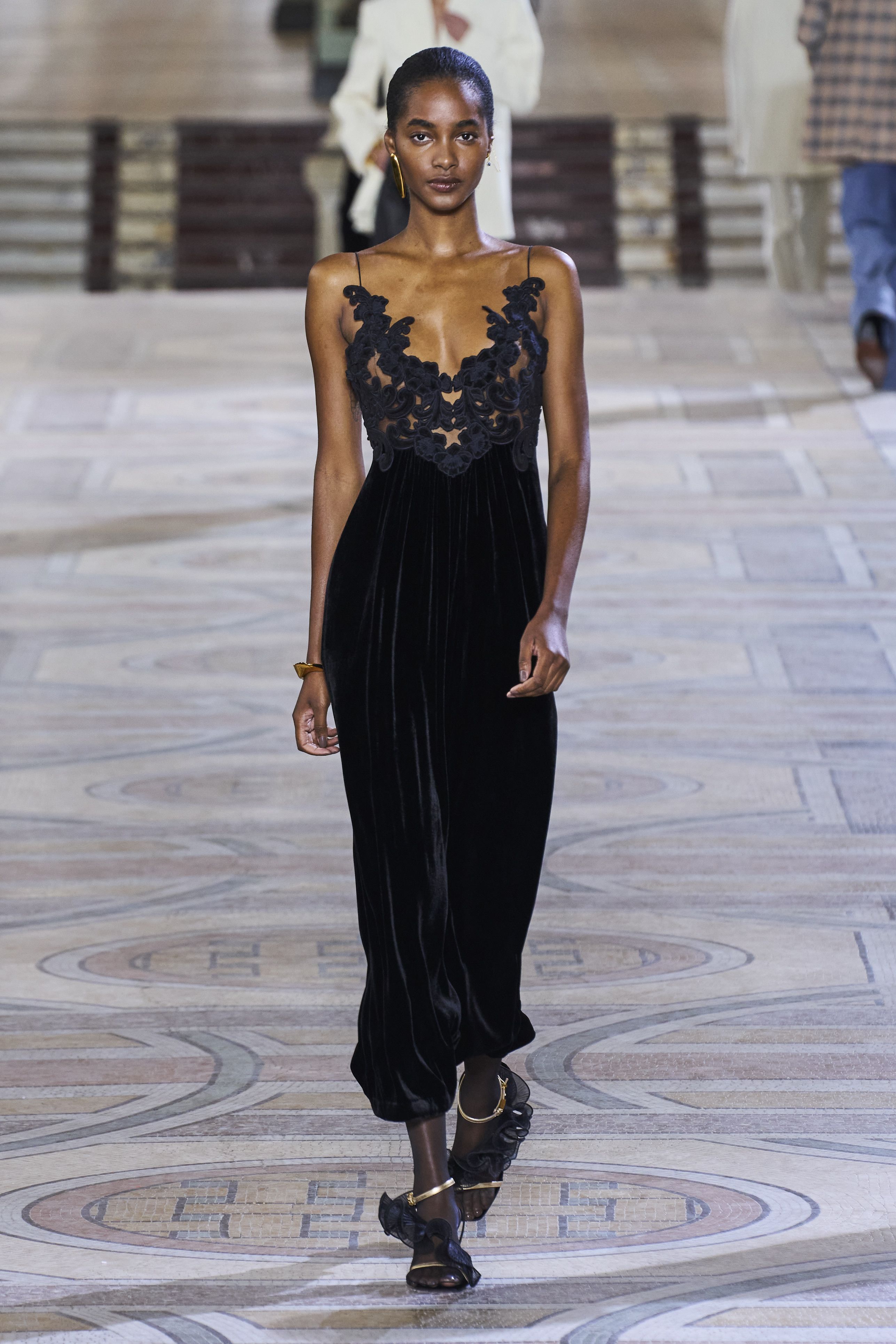 ジマーマン(ZIMMERMANN)2023秋冬コレクション | ファッション ジマーマン(ZIMMERMANN)2023秋冬コレクション | ファッション