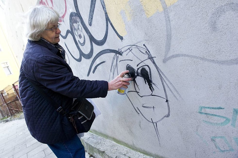 This 70-Year-Old Grandma Spray Paints Hearts Over Hateful Graffiti in ... This 70-Year-Old Grandma Spray Paints Hearts Over Hateful Graffiti in ...